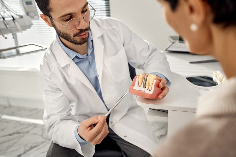 Quanto costa un impianto dentale? Guida ai prezzi